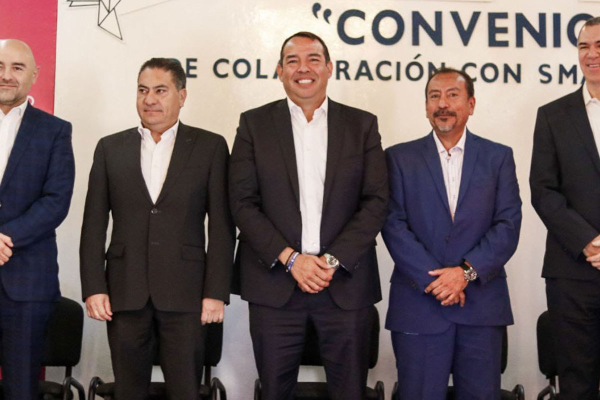 Roberto Cabrera firma convenio para crear ventanilla digital