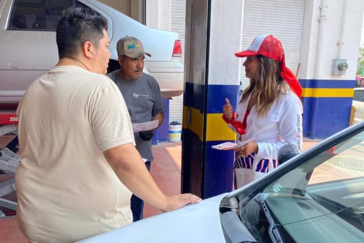 Eli Olvera realiza recorrido por la colonia Tejeda