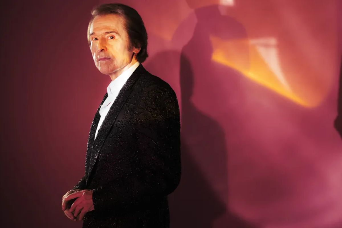 Raphael es hospitalizado de urgencia en Madrid