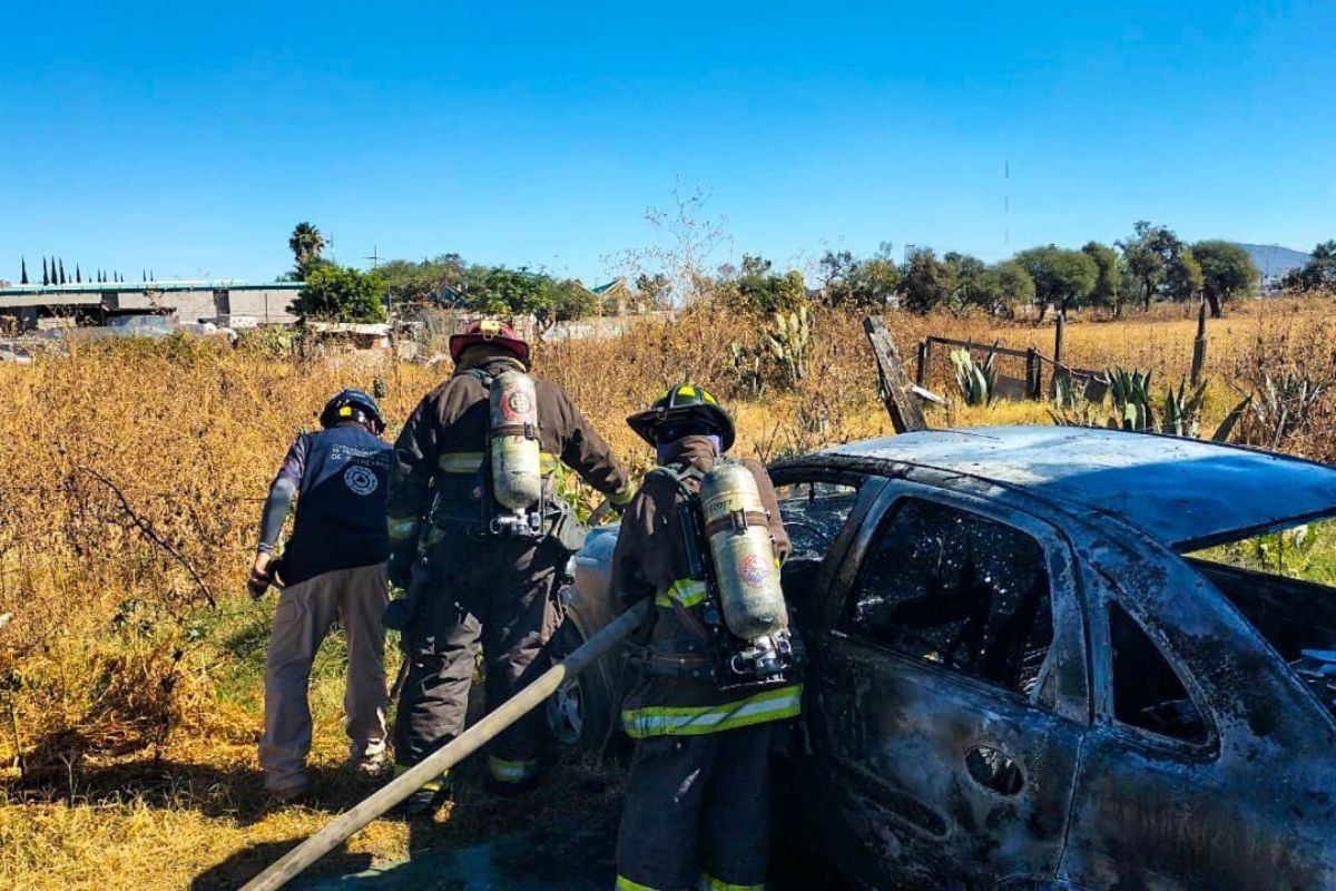 Rápida acción de emergencias controla incendio vehicular en Querétaro