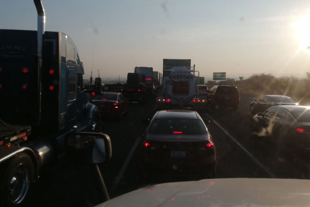 Cierran circulación en carretera Querétaro – Irapuato por accidente