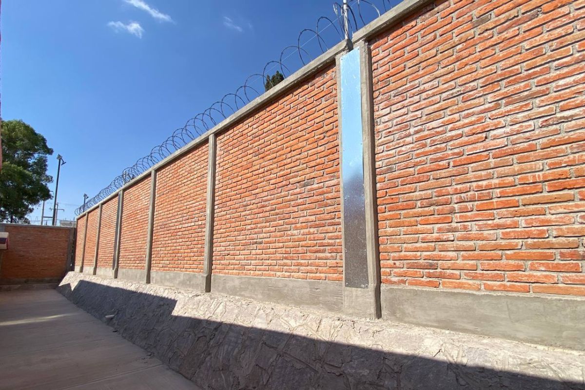 Entregan barda perimetral en preescolar de Huimilpan