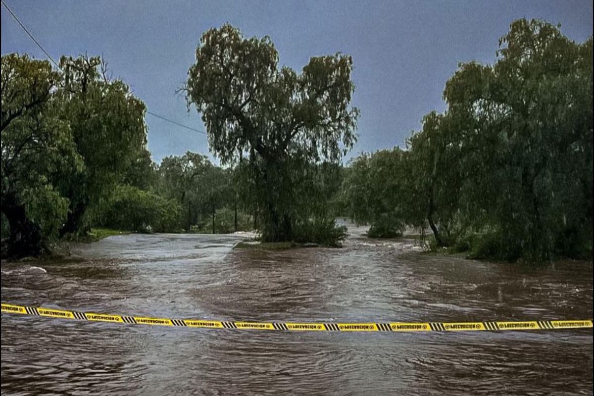 Cierran paso entre Alfajayucan y Atongo por creciente del río en El Marqués