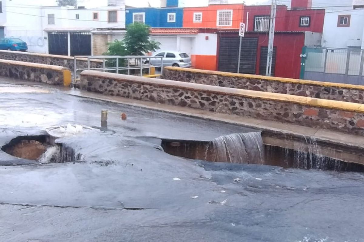 Reportan socavón en Lomas de San Pedrito tras reciente reparación