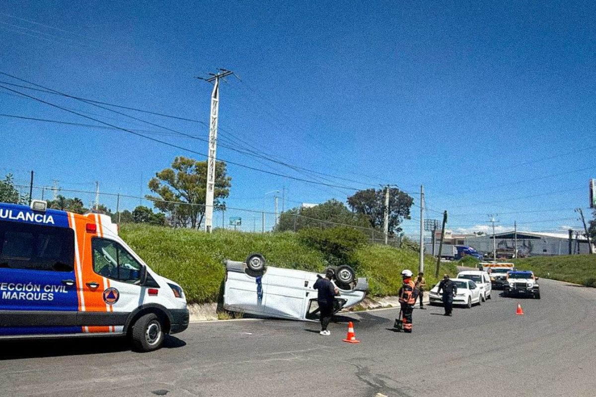 ¡Maneja con cuidado! Vuelca camioneta en El Marqués, hay cierre parcial