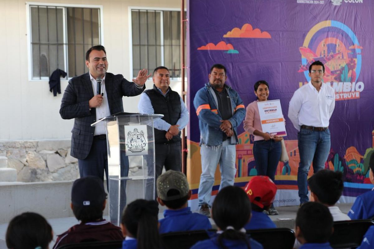 Gaspar Trueba entrega obras y apoyos educativos en La Esperanza